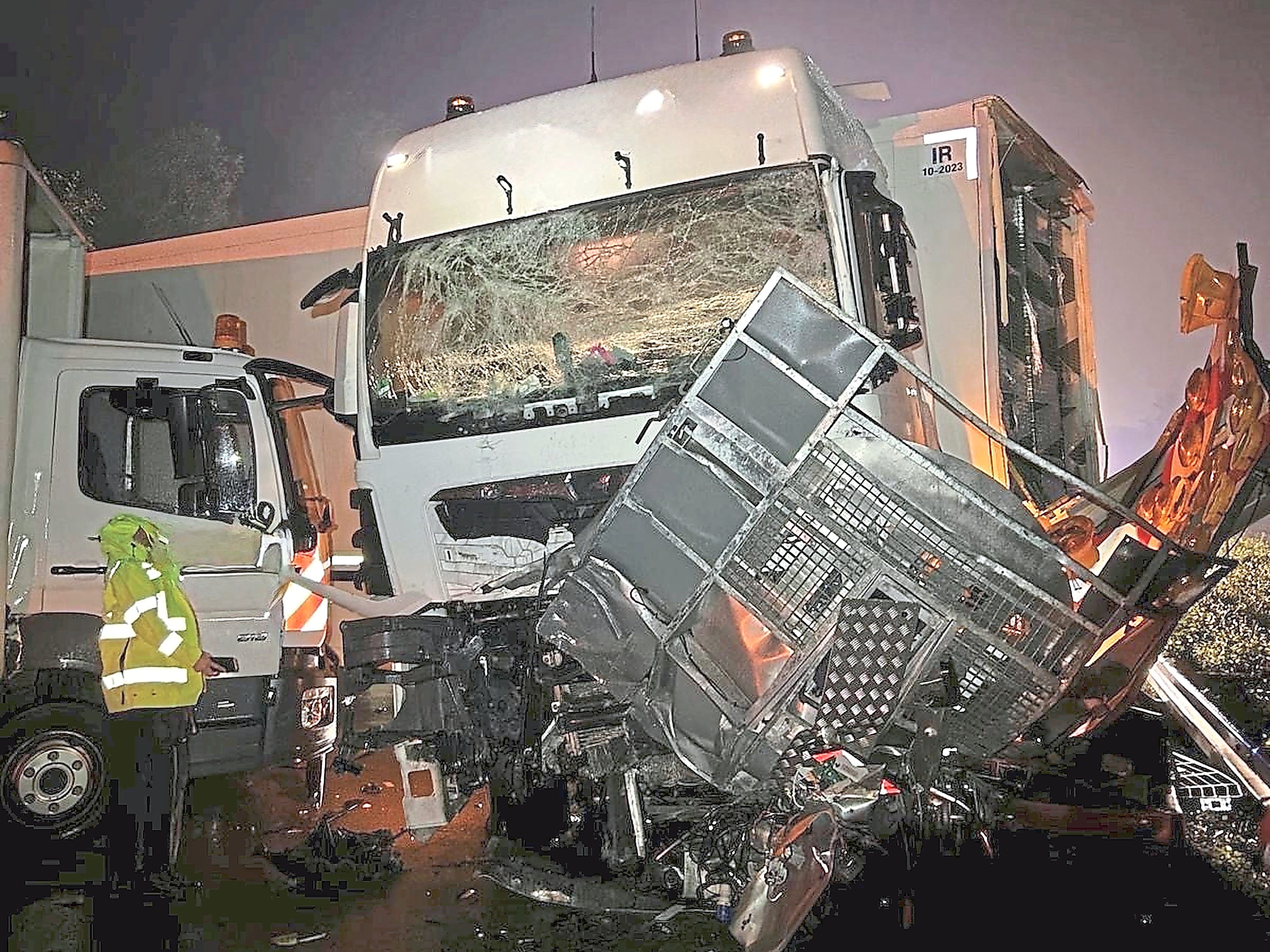 Schwerer Unfall auf A44 bei Geseke: Lkw-Fahrer lebensgefährlich verletzt, Stau auf B1